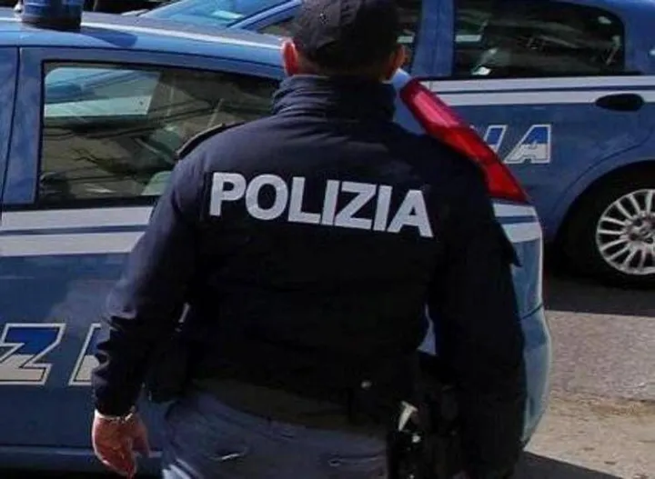 Inseguimento a Ostia, auto in fuga dalla polizia investe due ragazze ...