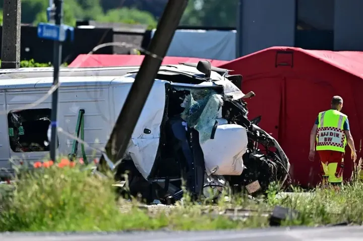 Scuolabus investito da un treno in Belgio, 4 morti tra cui due ...
