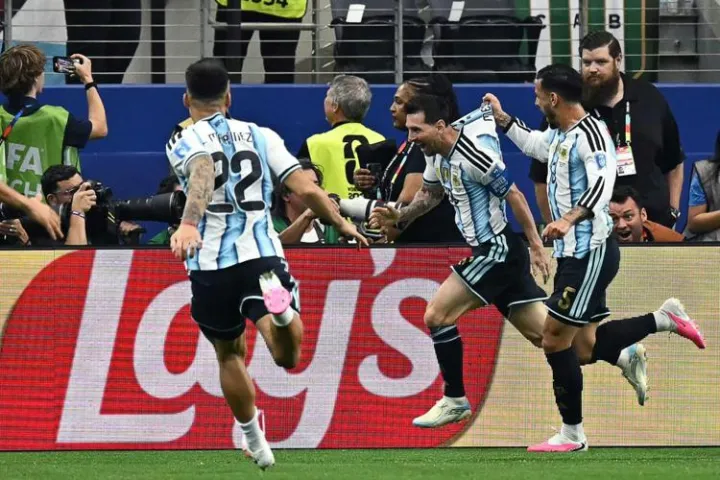 Messi segna, esulta con giornalista e lo commuove: "È la foto della mia ...