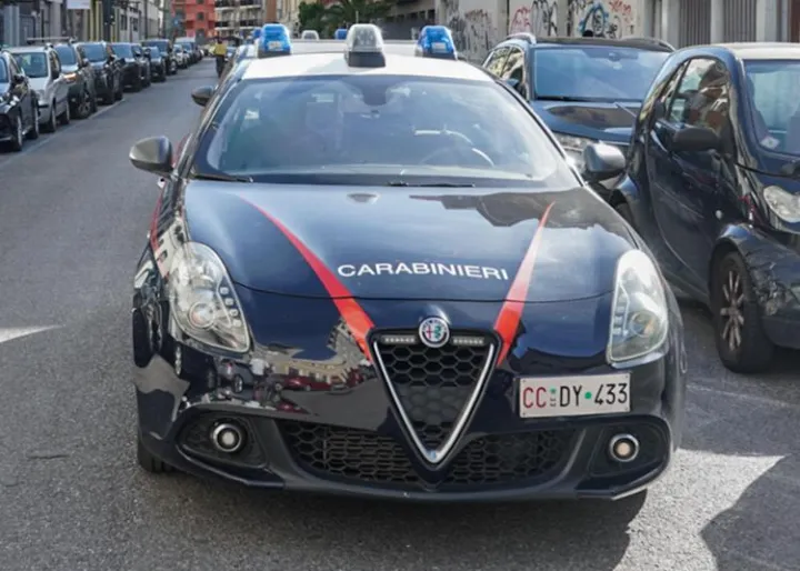 Milano, lite per una donna: uno estrae la pistola, l'altro lo investe e ...