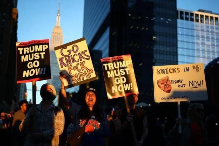 Trump fischiato al Madison Square Garden, i Knicks perdono la gara 3 ...